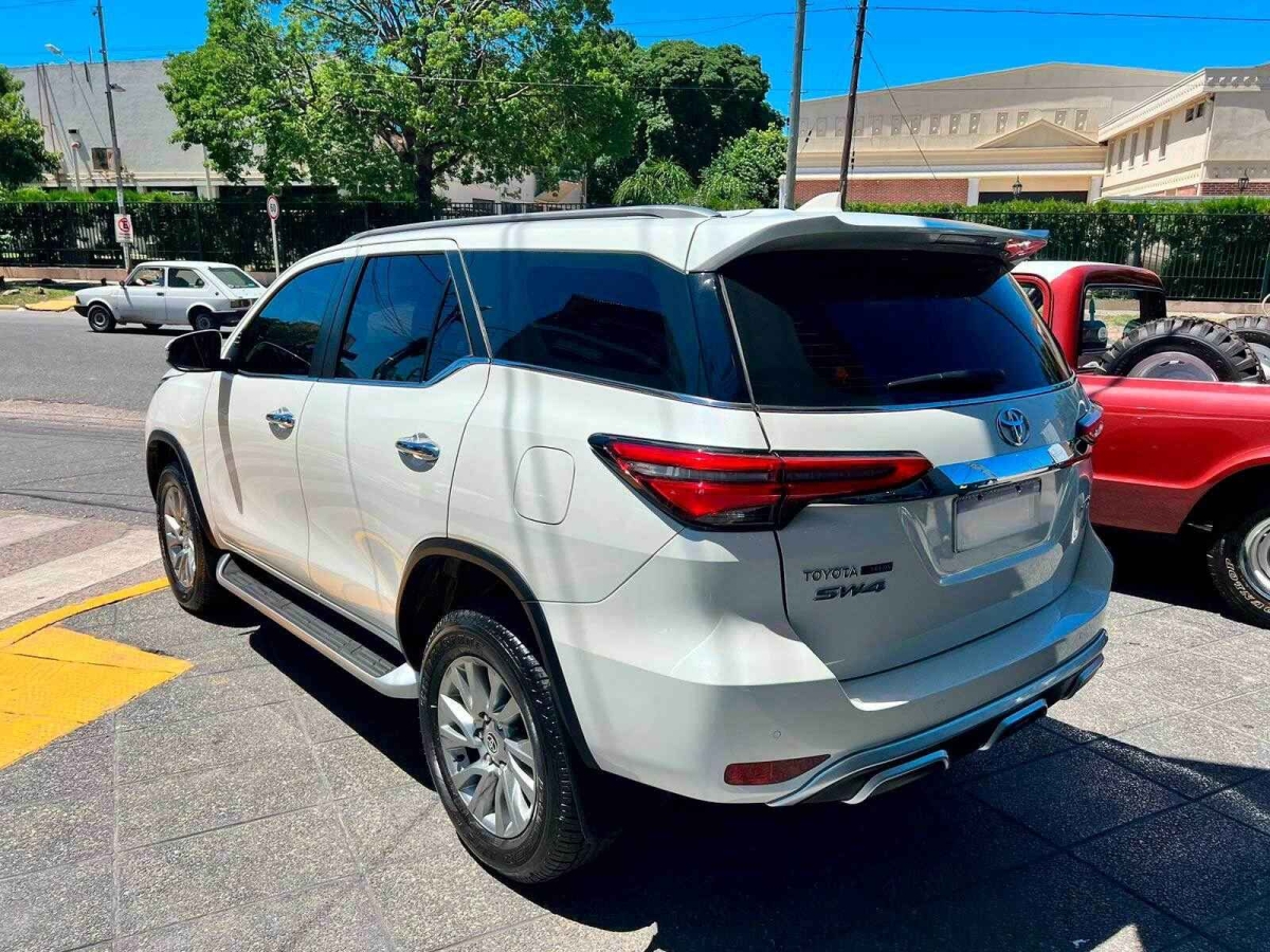 Toyota hilux sw4 srx aut 7/a – Nelson Automoviles