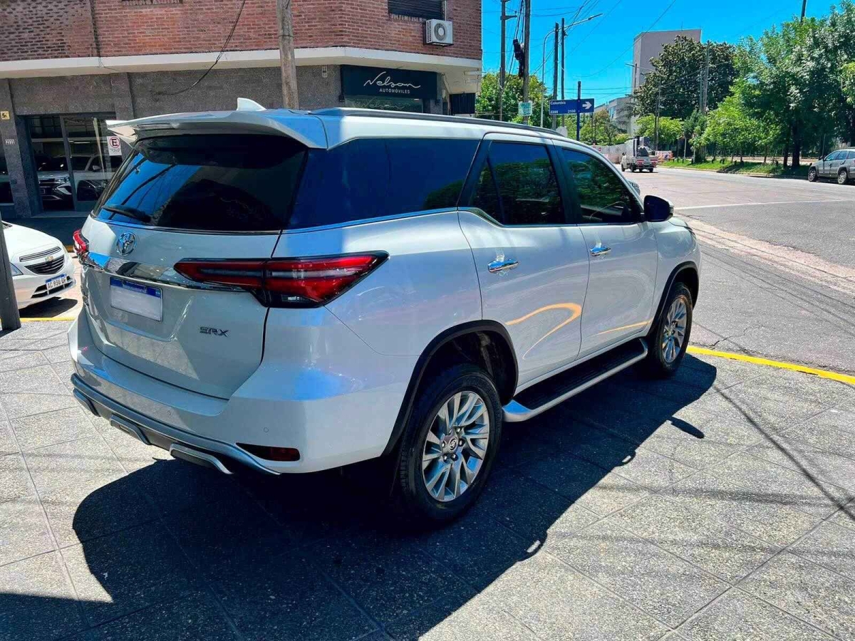 Toyota hilux sw4 srx aut 7/a – Nelson Automoviles